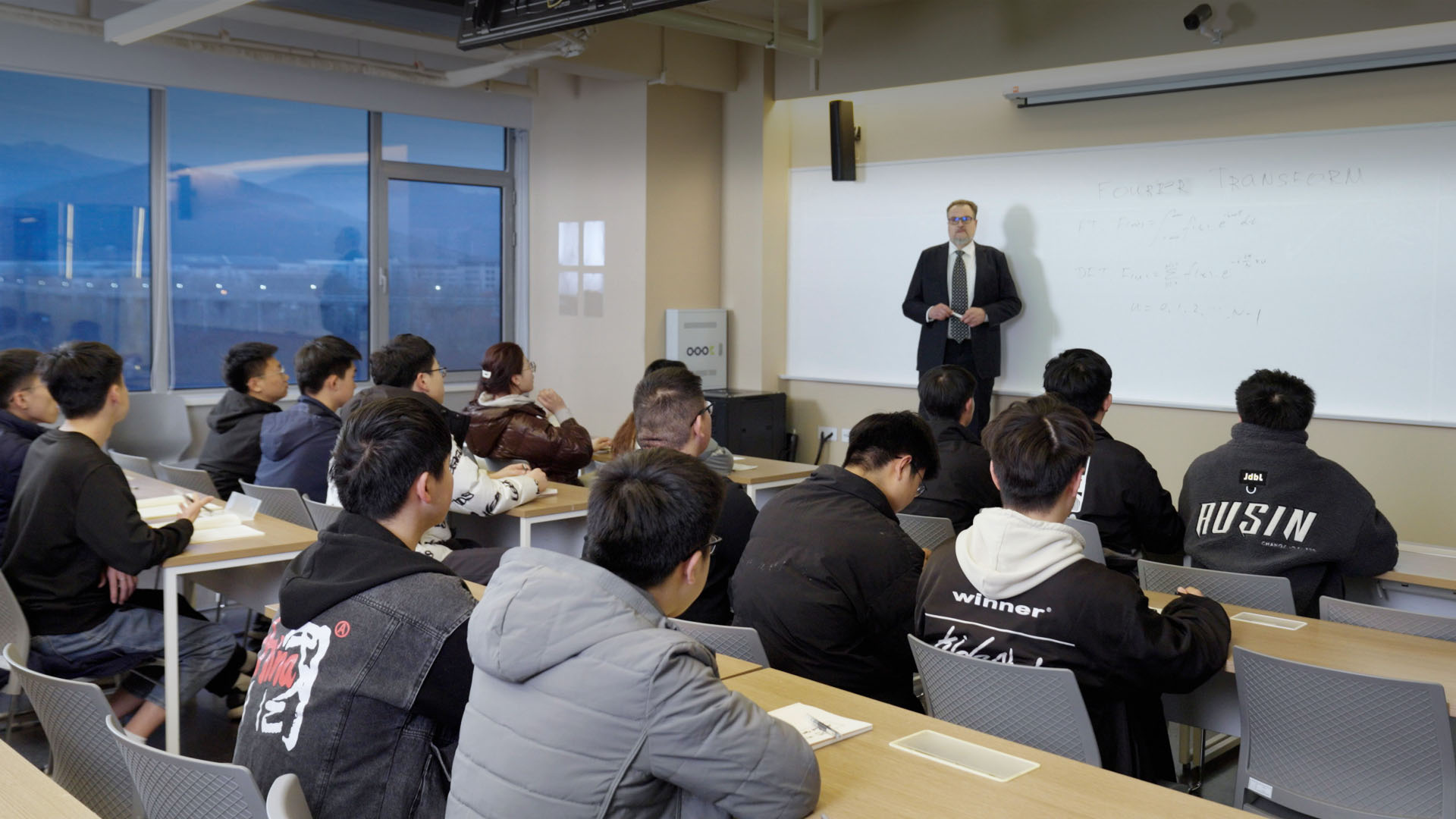 OOOK-引進先進的 AI 技術到教育領域，提供更多先進、高效且方便的教育方案。